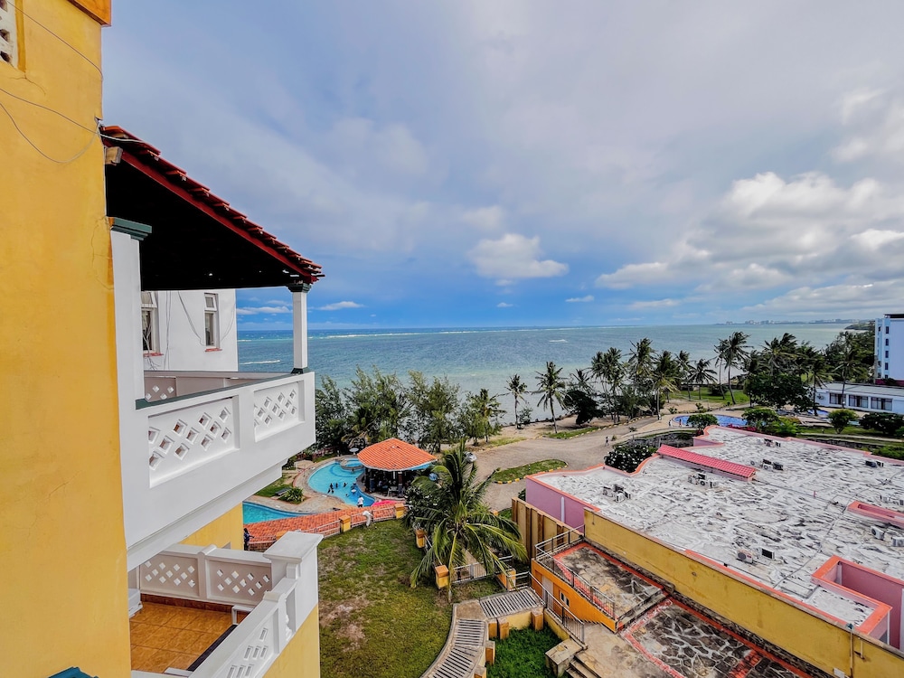 Kuzuri Kwetu Beachfront Apartments - Mombasa