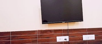 Quarto Duplo Deluxe, Vista para a cidade | Secretária, secretária adequada para computadores portáteis