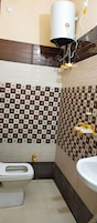 Um polibã, um chuveiro fixo, produtos de higiene exclusivos, chinelos