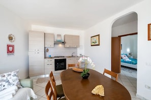 Apartamento, varanda, vista para o jardim | Cozinha privada | Um frigorífico, um forno, uma placa de cozinha 