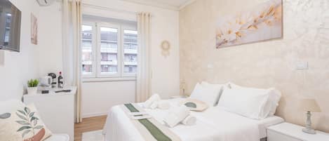 Quarto casal econômico | Escrivaninha, ferros/tábuas de passar roupa, Wi-Fi de cortesia