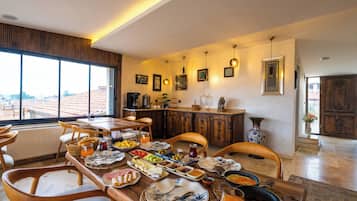 Café da manhã com buffet grátis todos os dias