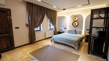 King Suite | Roupas de cama premium, frigobar, cofres nos quartos, cortinas blackout