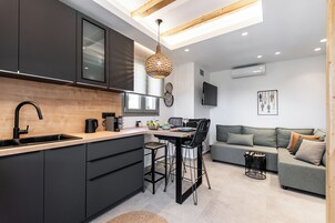 Dúplex, vista para a colina | Cozinha privada | Um frigorífico/congelador grande, um forno, uma placa de cozinha 