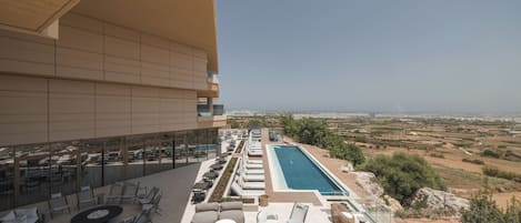 Piscina interior, piscina exterior, guarda-sóis, espreguiçadeiras