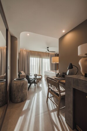 Quarto Duplo ou Twin Comfort, varanda, Vista para a cidade | Cofre com capacidade para portátil, secretária 