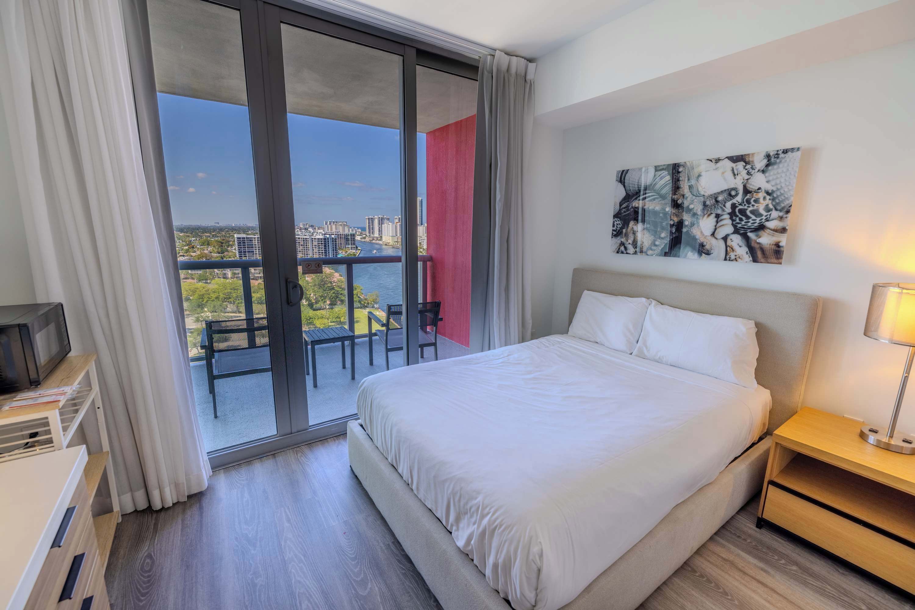 Sunset Views & Sandy Toes  Beach Walkable - Hallandale Beach, FL