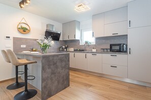 Micro-ondas, lava-louças, cafeteira/chaleira, cadeirão de bebê