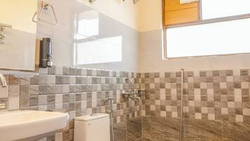 Quarto Quádruplo Deluxe, vista para o jardim | Casa de banho | Um polibã, sabão, champô, papel higiénico