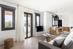 Suíte com design assinado, piscina particular | Área de estar | TV