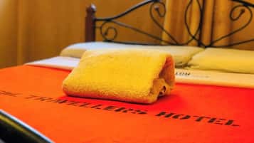 Quarto Duplo Económico, Vista para a cidade | Wi-fi grátis, roupa de cama fornecida