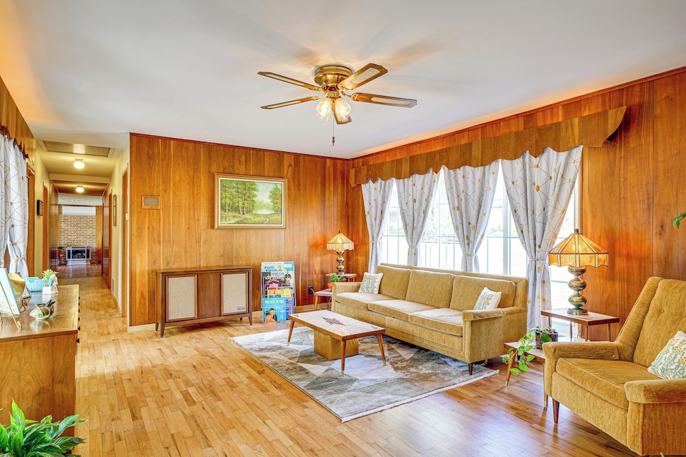 Mid-century 1950s Retreat W/ Rec Room In Monett! - Aurora, MO