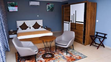 1 quarto, secretária, secretária adequada para computadores portáteis