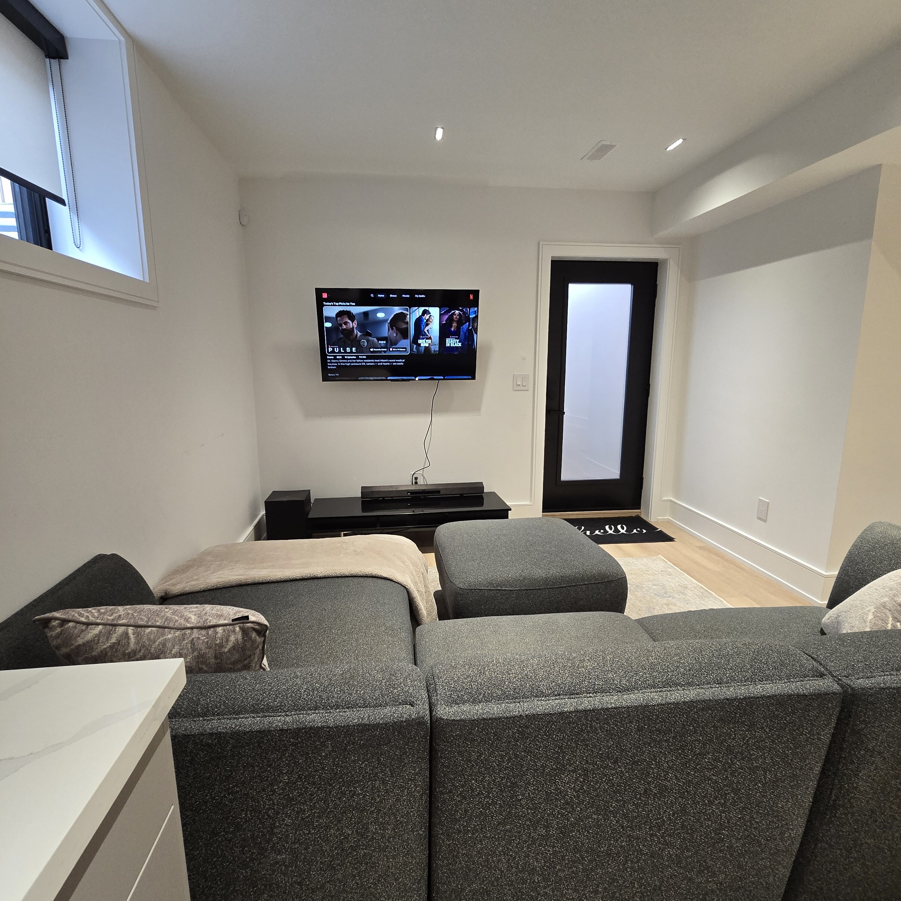 Private, Natural Light And High Ceiling Unit - Milton