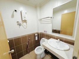Quarto duplo standard | Banheiro | Chuveiro, toalhas de banho