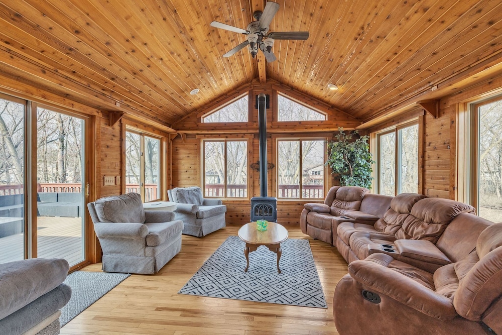 Blaine 5br Haven Hot Tub, Space & Fun 5 Bedroom Home - Blaine, MN
