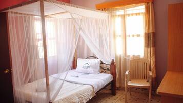 Quarto Duplo Comfort, Vista para a cidade | Wi-fi grátis, roupa de cama fornecida