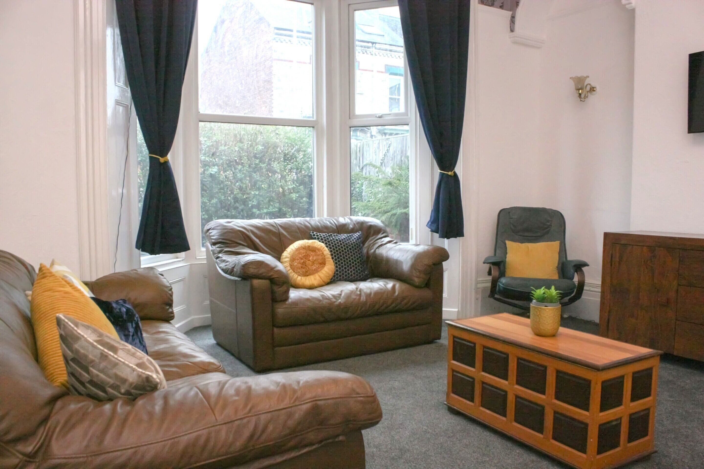 King-sized Bed With Wifi, Parking And Kitchen - Suit Direct Stadium