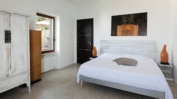 Quarto casal superior, sacada, vista para o mar | Cofres nos quartos, Wi-Fi de cortesia