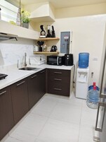 Minifrigorífico, um micro-ondas, uma placa de cozinha 