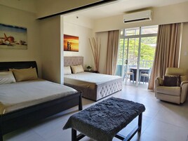 Suíte luxo | 2 quartos, escrivaninha, espaço de trabalho para notebook