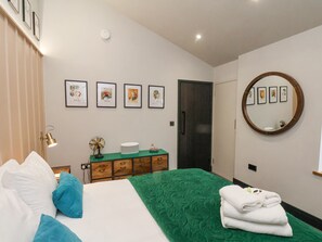 1 quarto, com decoração personalizada, com mobília individualizada 