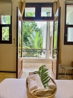 Estúdio superior, cozinha, vista para a piscina | Cofres nos quartos, Wi-Fi de cortesia