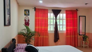 Quarto standard | Escrivaninha, Wi-Fi de cortesia, roupa de cama
