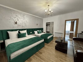 Quarto quádruplo família | Frigobar, cofres nos quartos, escrivaninha