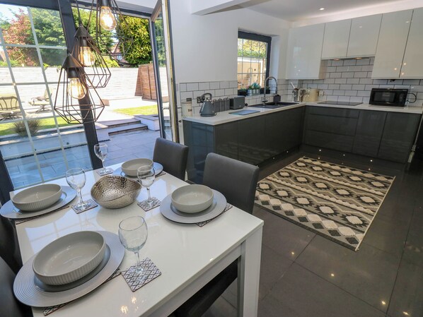 Uma máquina de lavar louça, utensílios de cozinha