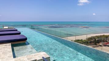 Estúdio Básico | Piscina | Piscina exterior, da(s) 8:00 à(s) 19:00, espreguiçadeiras