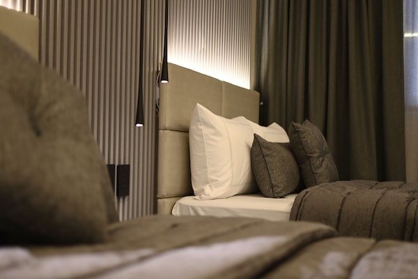 Quarto Duplo Deluxe | Cofre no quarto, roupa de cama fornecida