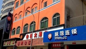 Um edifício com fachada laranja marcante e várias janelas.