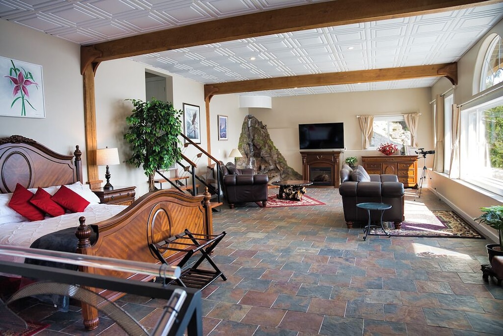 Amazing views, private, spacious, waterfront with fire table, luxury ...