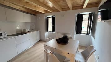 Apartamento Familiar, vista para o rio | Cozinha privada | Minifrigorífico, um micro-ondas, uma placa de cozinha