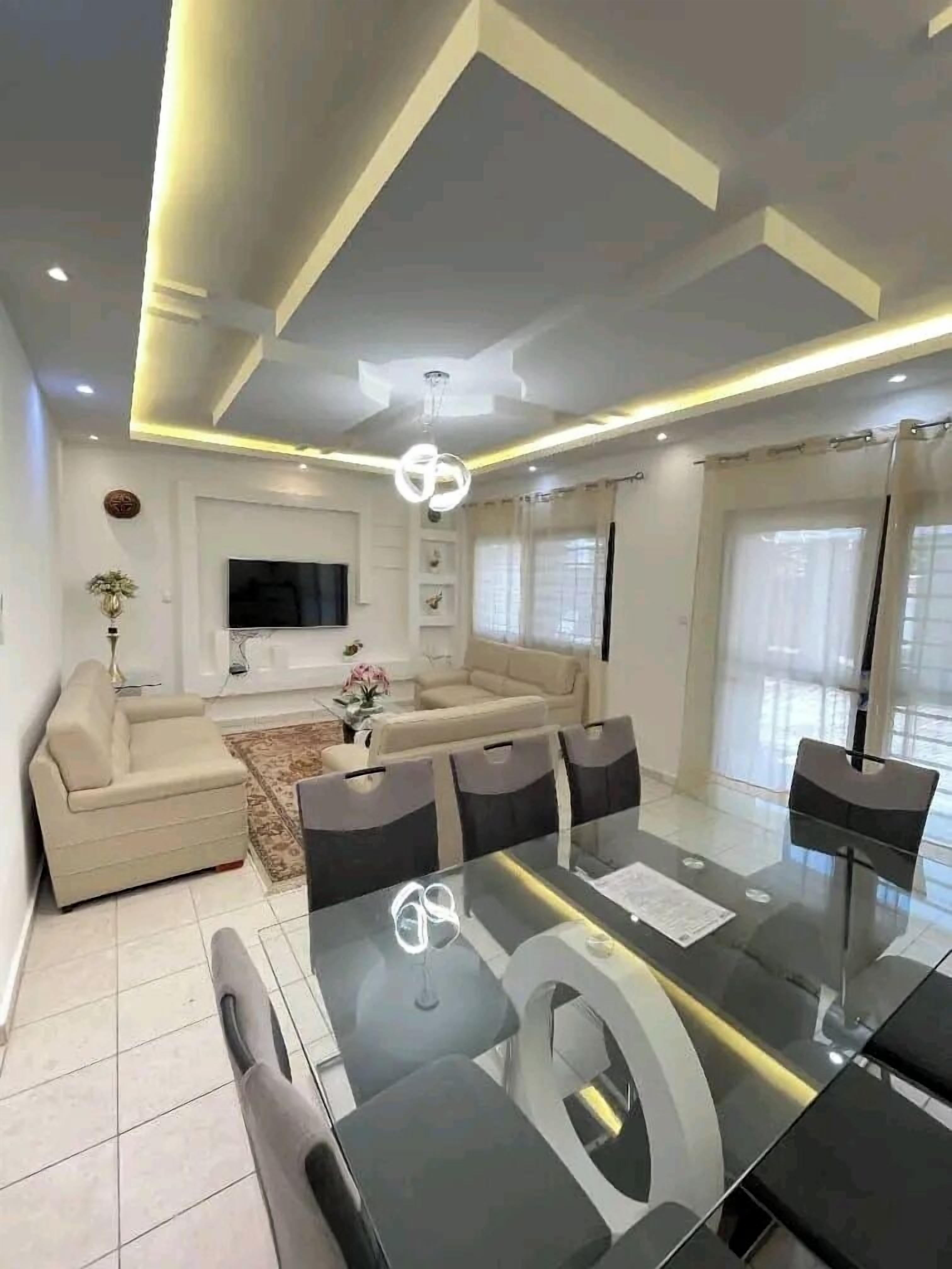 Duplex, 2 banheiros, ao lado da piscina | Área de estar | TV 32 polegadas com canais via satélite