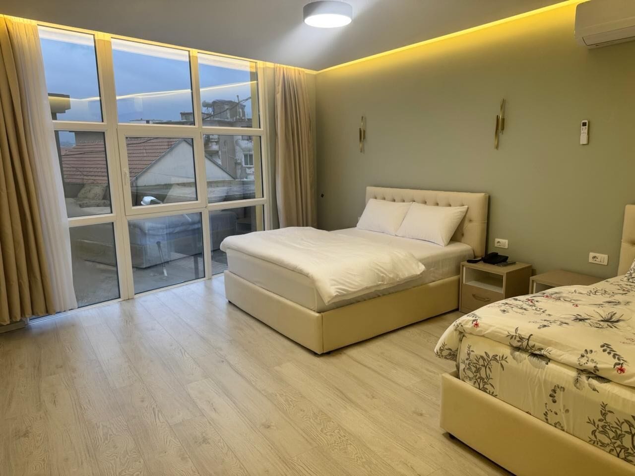 Um polibã, um chuveiro de hidromassagem, produtos de higiene exclusivos 