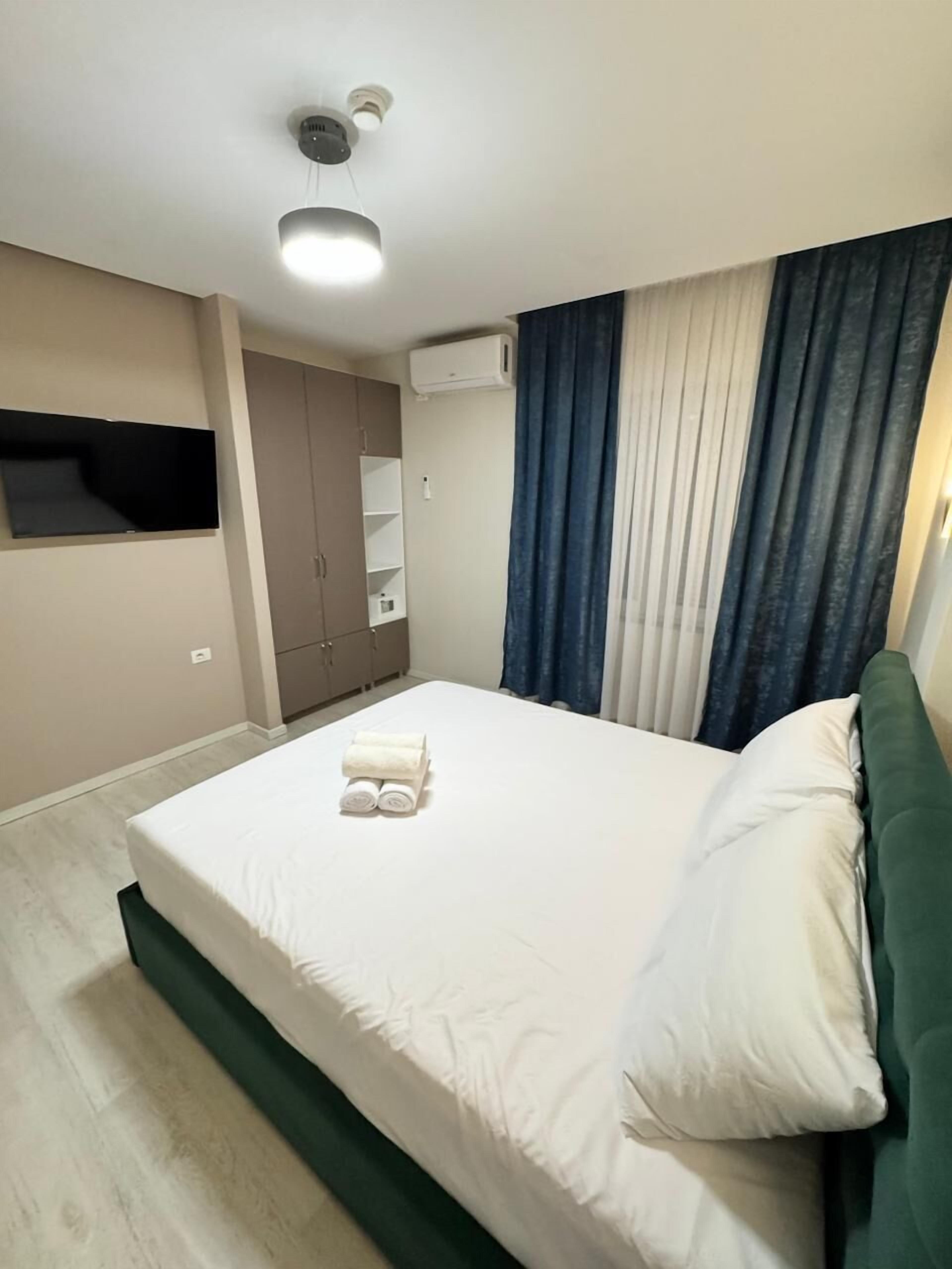 Um polibã, um chuveiro de hidromassagem, produtos de higiene exclusivos 