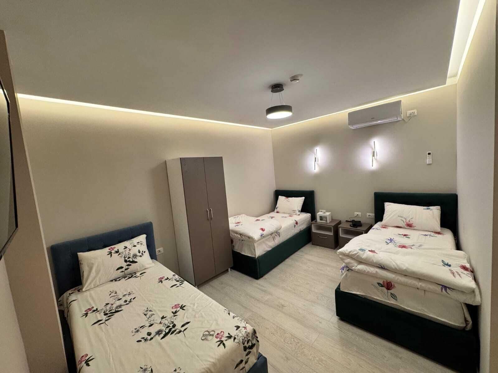 Roupa de alta qualidade, edredões de penas, cofre no quarto 