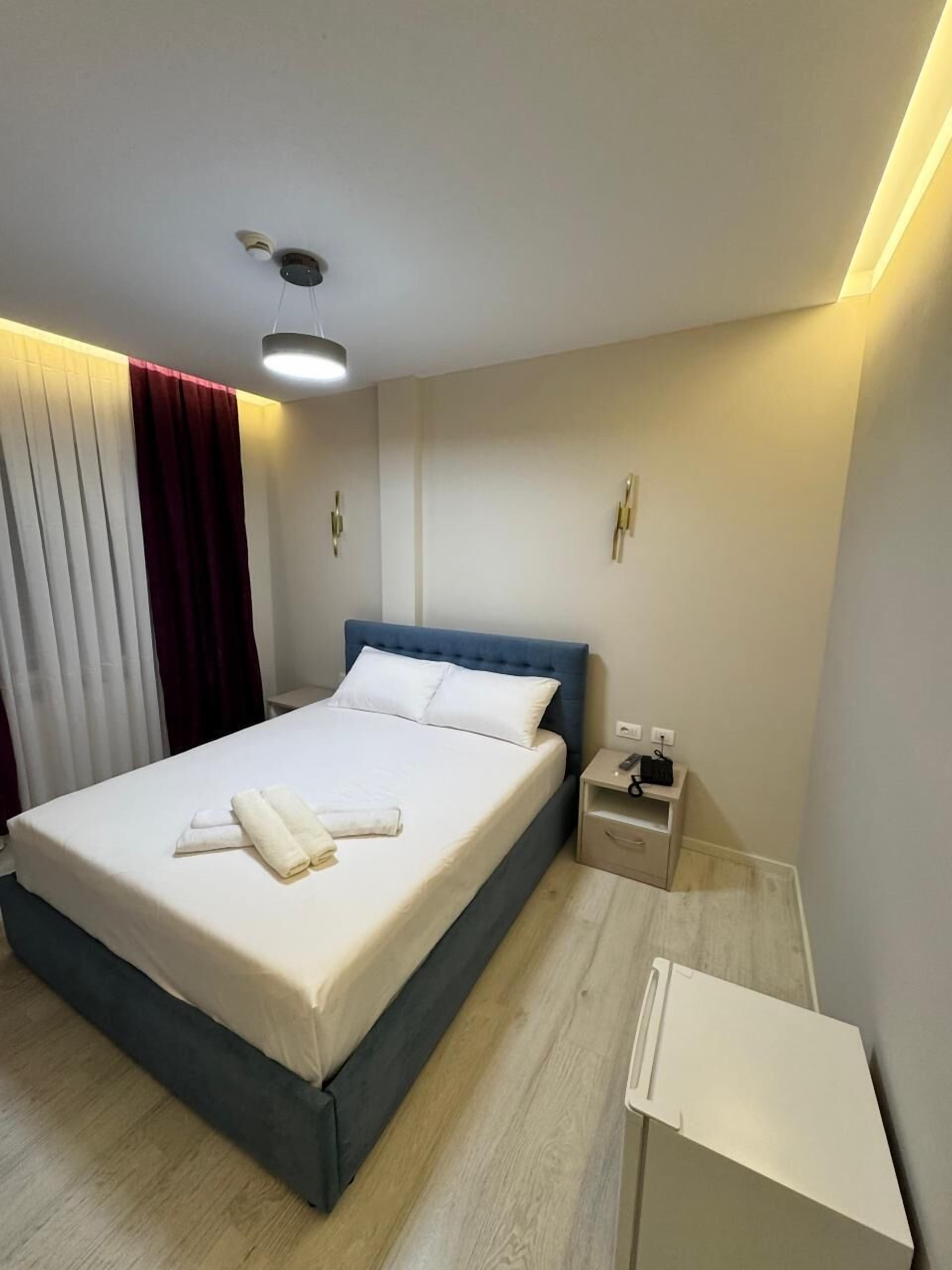 Roupa de alta qualidade, edredões de penas, cofre no quarto 