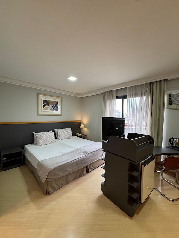 Apartamento | Cofre no quarto, cortinas/cortinados opacos, ferro/tábua de engomar