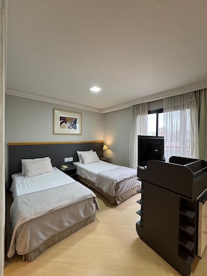 Apartamento | Cofre no quarto, cortinas/cortinados opacos, ferro/tábua de engomar