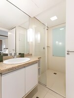 Apartamento | Casa de banho | Um polibã, artigos de higiene pessoal grátis, um secador de cabelo