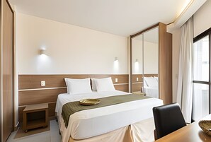 Apartamento | Cofres nos quartos, escrivaninha, espaço de trabalho para notebook