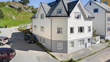 Apartamento, 2 quartos, sacada, vista para a montanha | Fachada