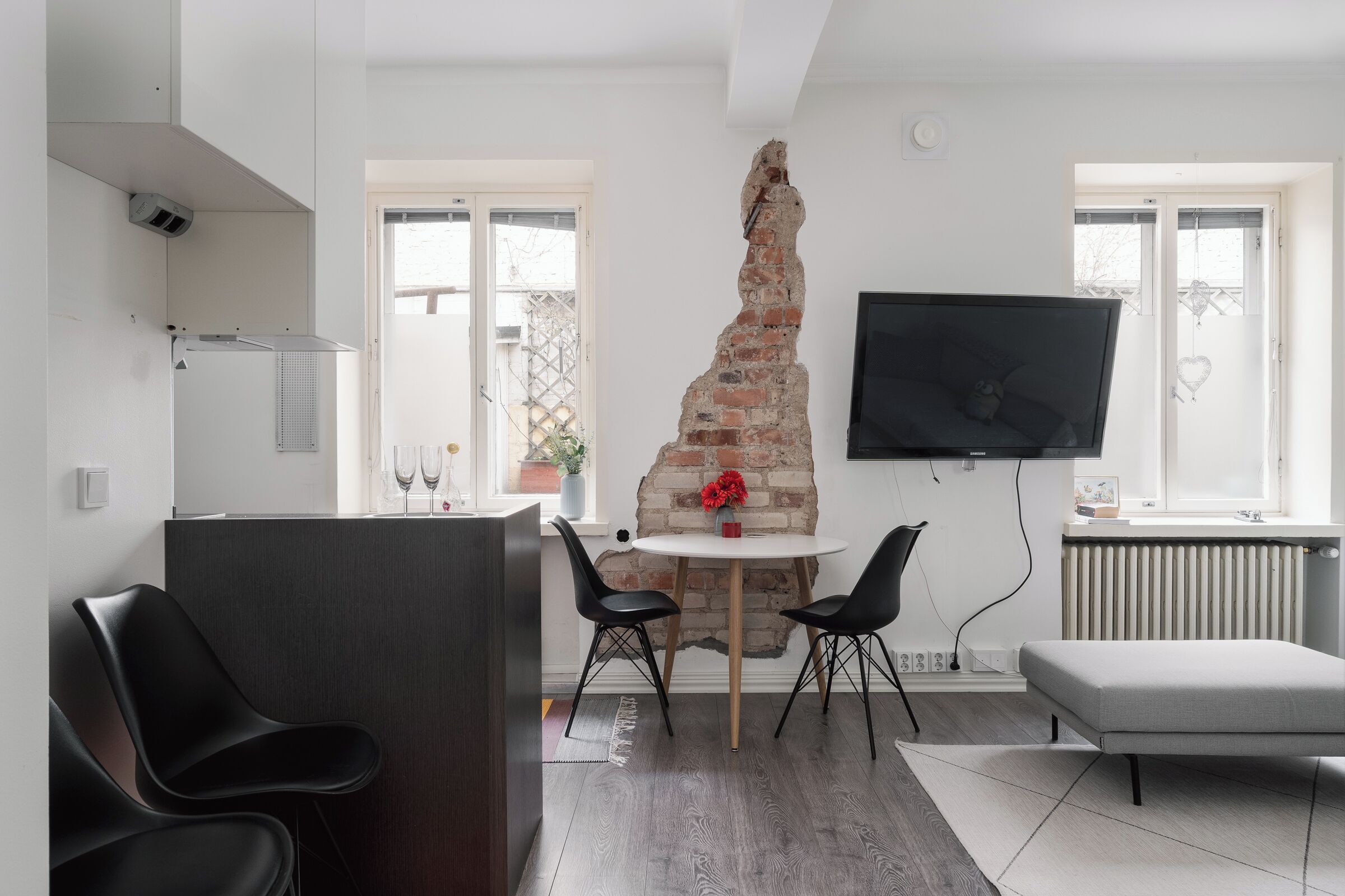 Modern and Renovated 1BR Apt in City Center | Sala de estar | Televisor de ecrã plano de 45 polegadas com canais por cabo 