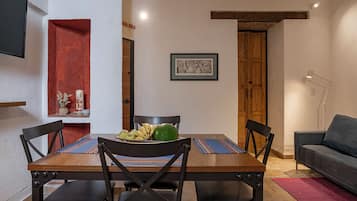 Suíte estúdio, vista para o jardim | Sala de jantar