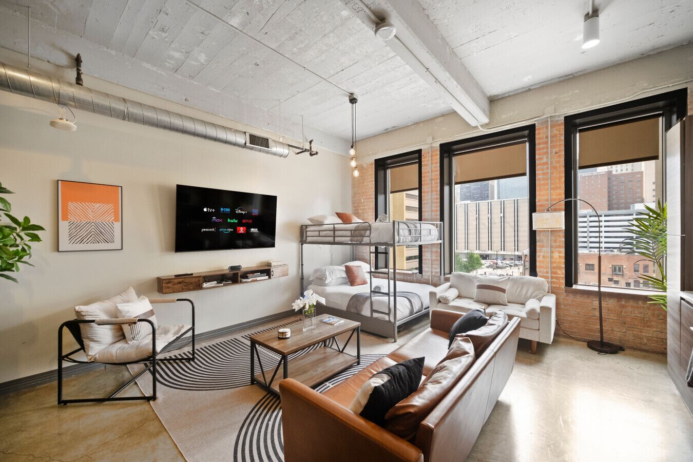 Stunning Downtown Apartment | Pool, Laundry, Parking - Dallas, TX