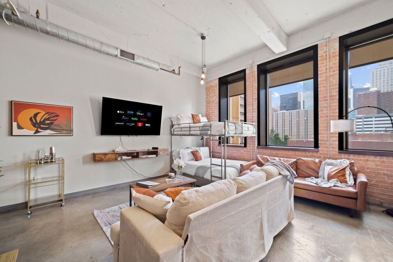 Stunning Downtown Apartment | Pool, Laundry, Parking - Dallas, TX