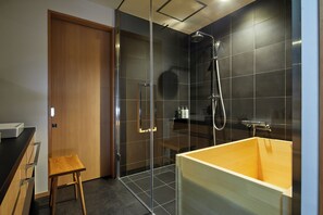 Quarto duplo superior, 2 camas de casal | Banheiro | Banheira e chuveiro separados, produtos de toalete grátis